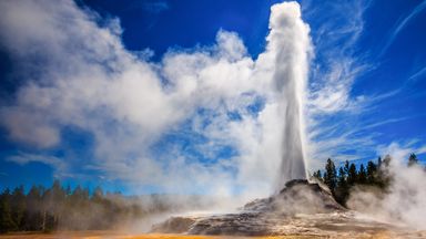 Explosion at Yellowstone National Park forces tourists to run for ...