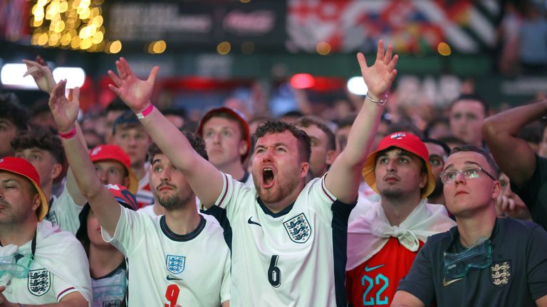 UK: Police officers were left confused after resident crows learned how ...