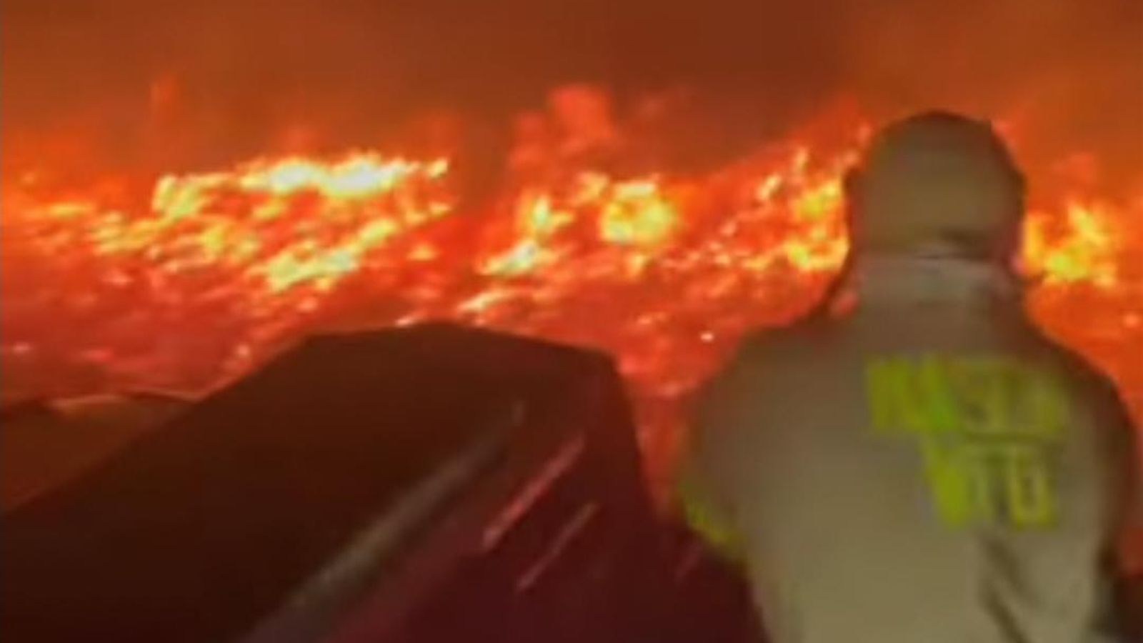 Texas wildfire: Moment fire engine becomes surrounded by flames | US ...