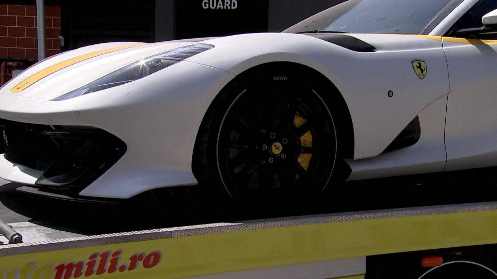 Mais carros de luxo apreendidos na casa de Andrew Tate em Bucareste ...