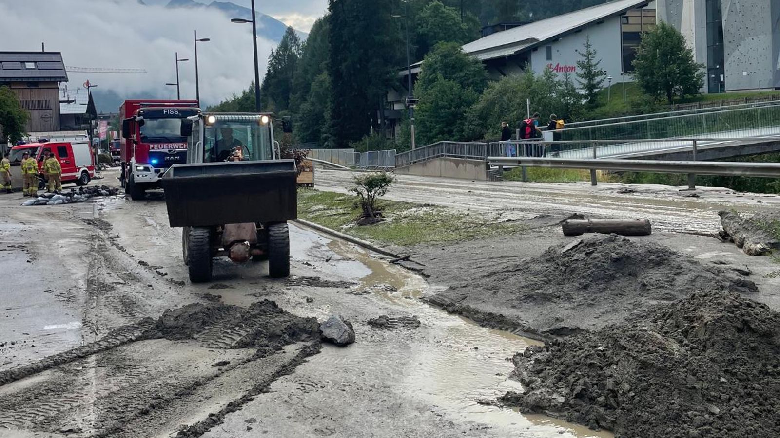 Austria: Parts of Vienna under water after record rainfall - as cars ...