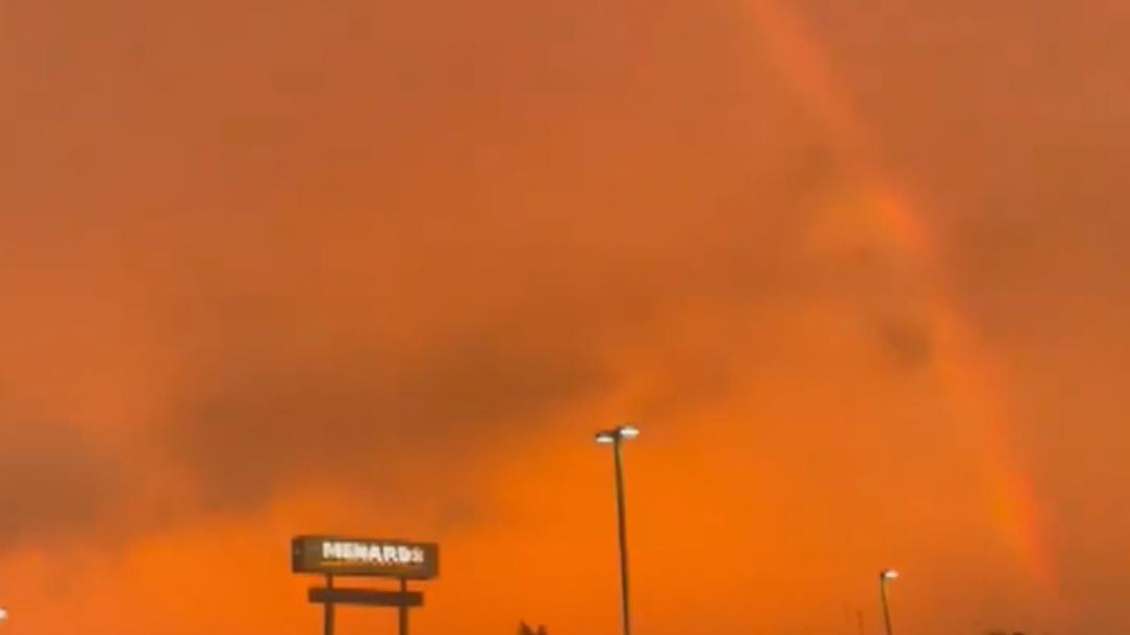 Minnesota: Rainbow forms and lightning strikes during thunderstorm ...