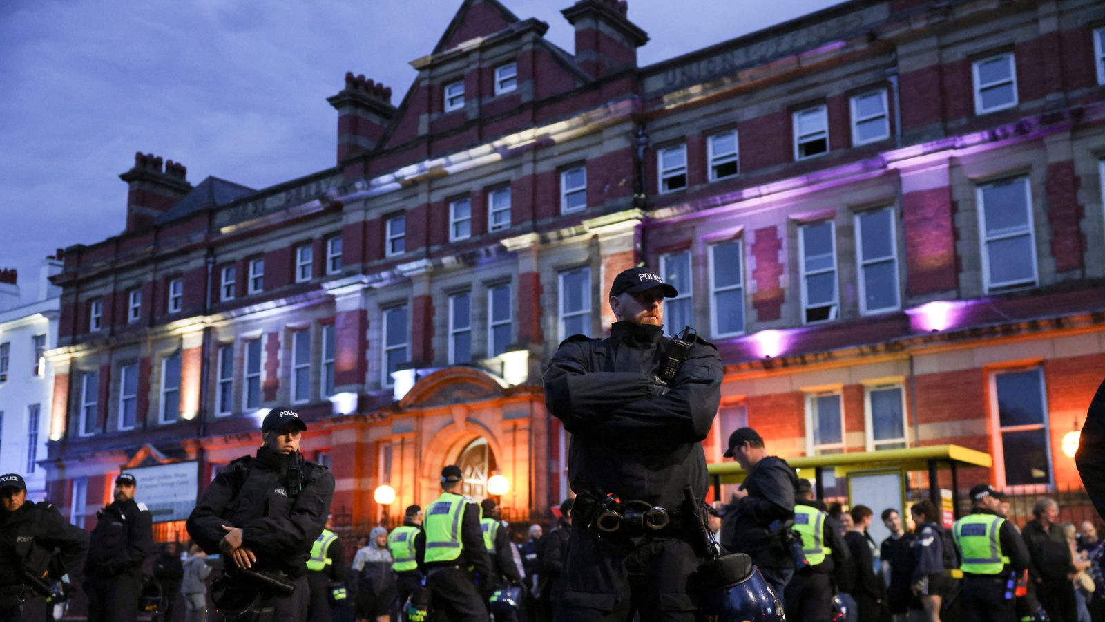 'Criminal thuggery' in Sunderland as rioters target mosque and set ...