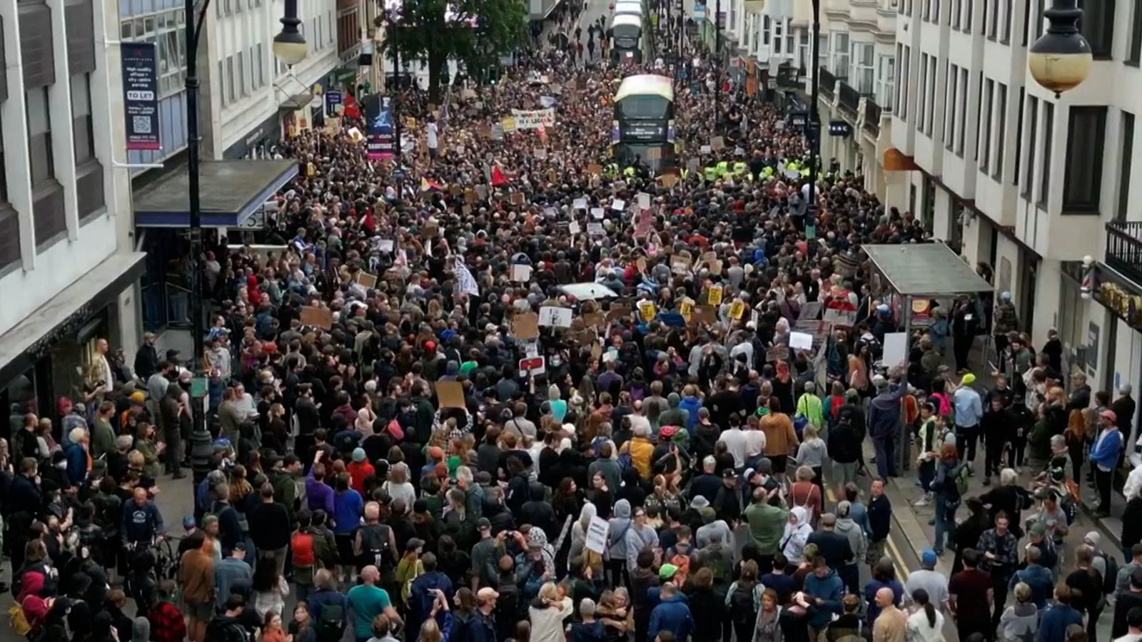 Anti-racist counter protesters outnumber far-right protesters | UK News ...