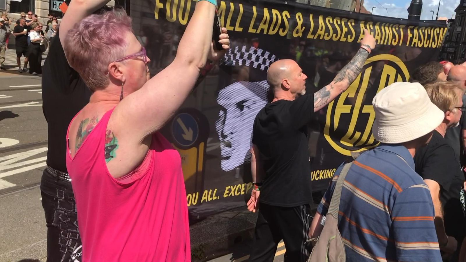 Pro-Tommy Robinson and 'Nazi scum' chants heard in Blackpool protests ...