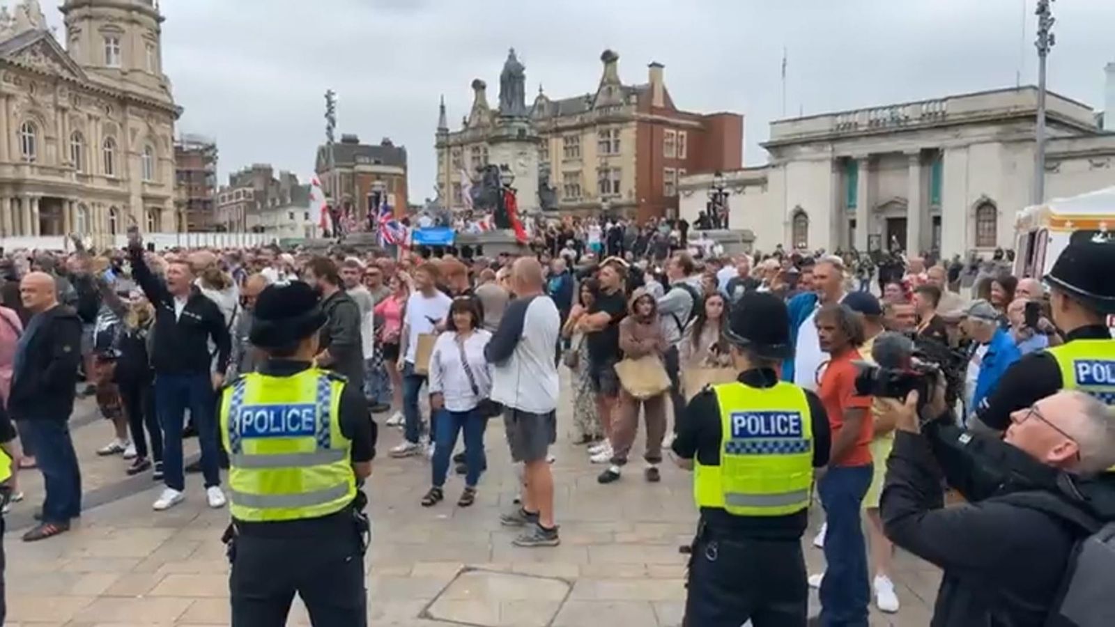 Far-right protests take place across the UK in the aftermath of ...