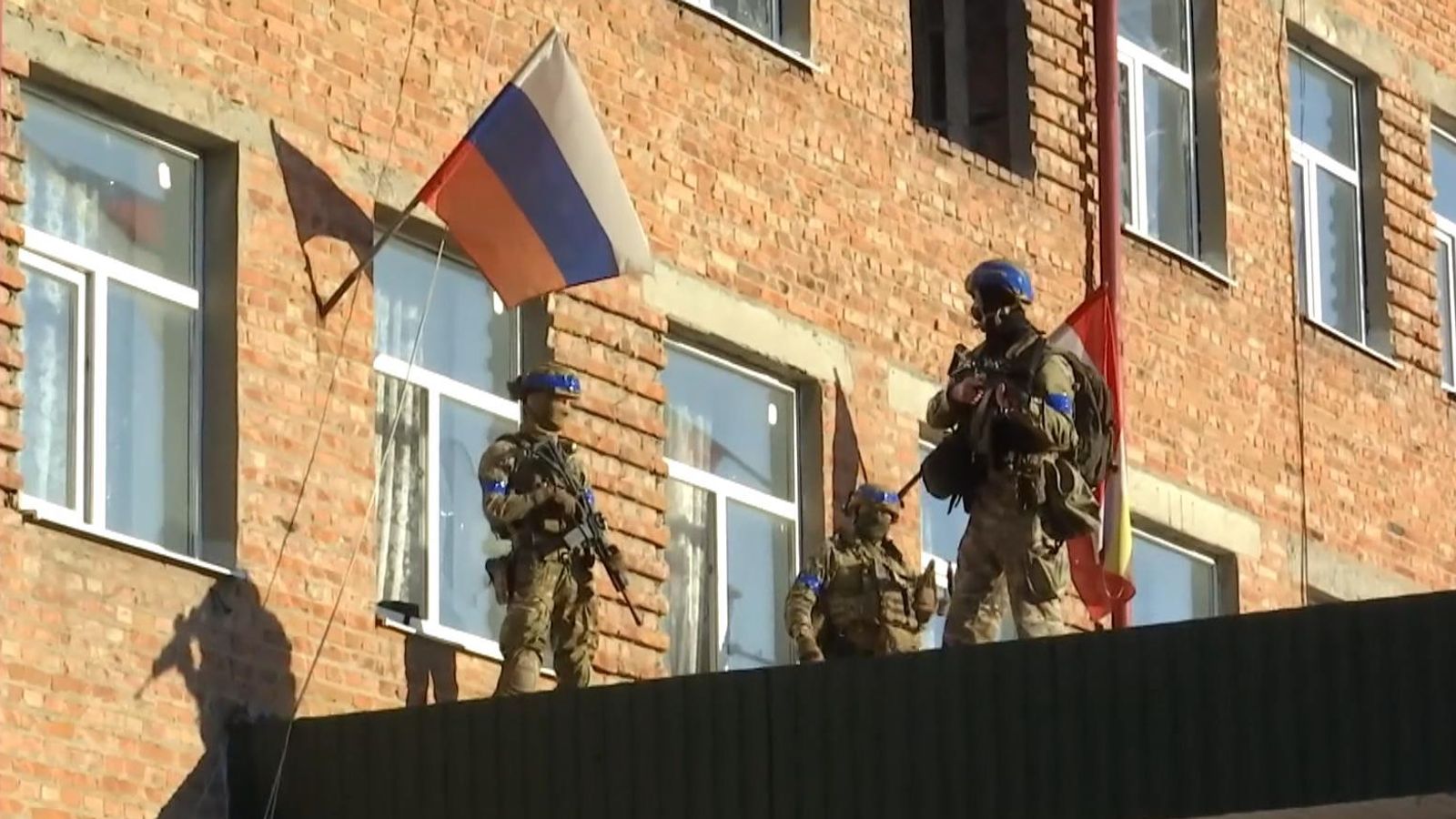 Captured rifle and roubles, Ukrainian soldiers show off 'trophies' from ...