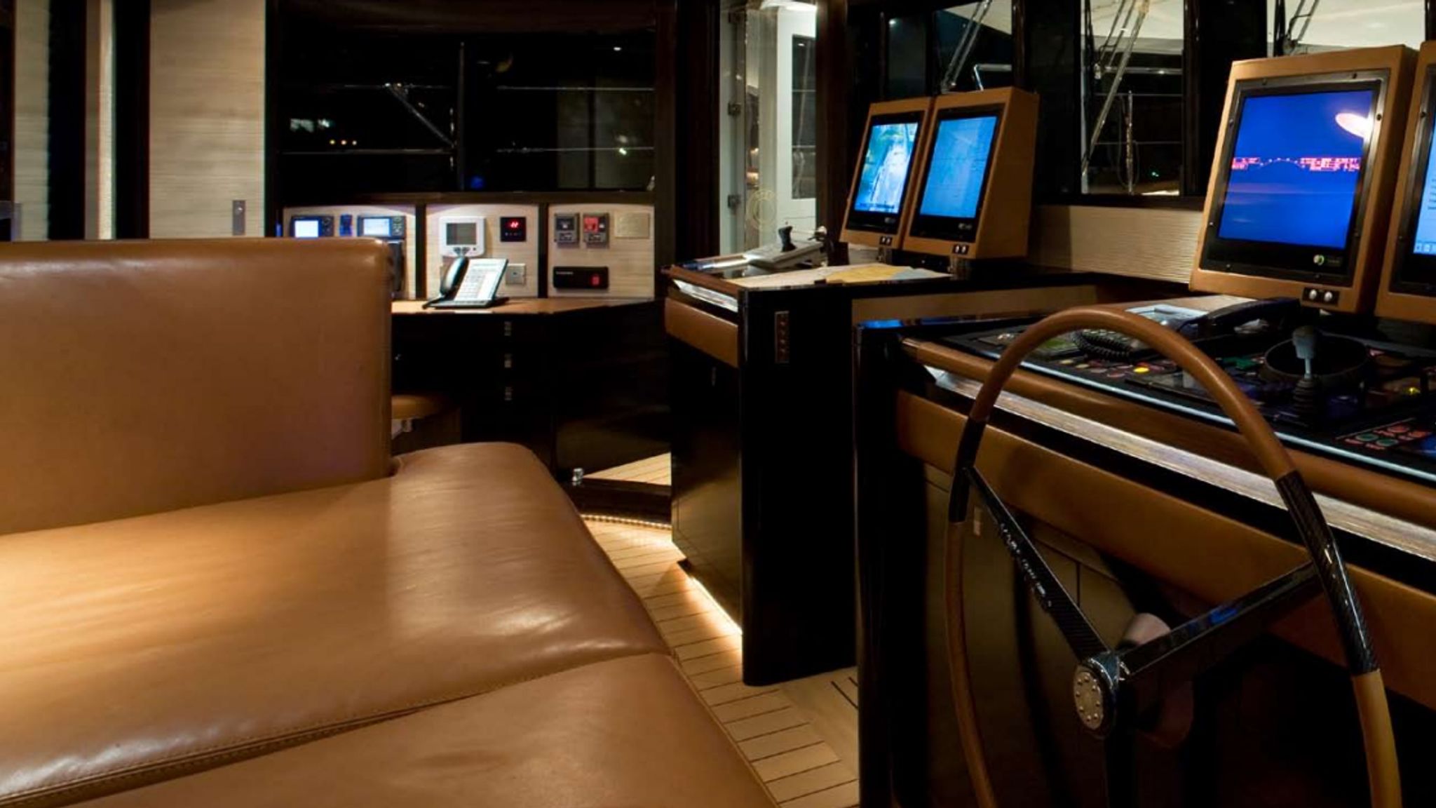 Divers 'open hole' in sunken superyacht - but have just 10 minutes to ...