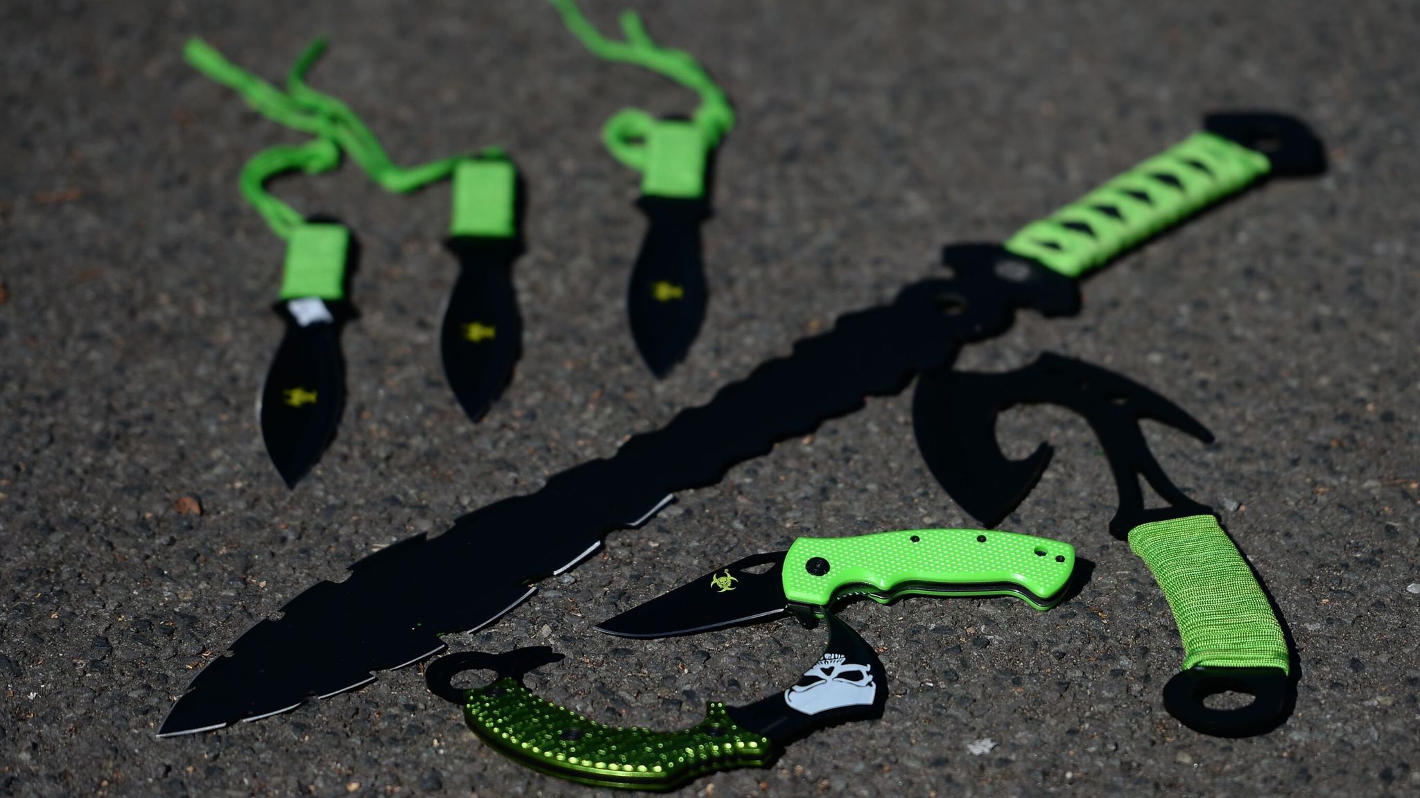 £10,000 fine for social media bosses who don't remove knife adverts ...