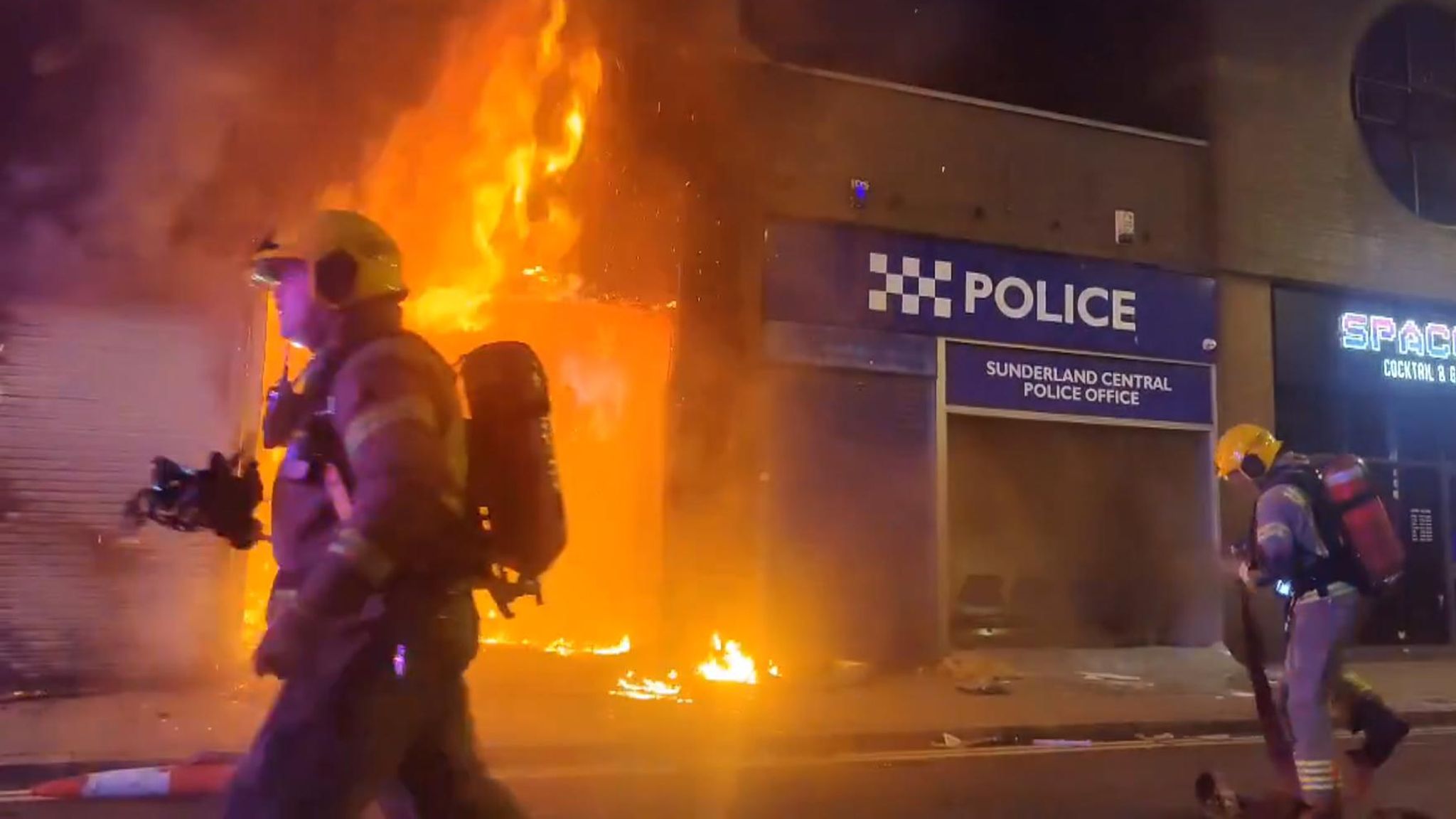 'Criminal thuggery' in Sunderland as rioters target mosque and set ...