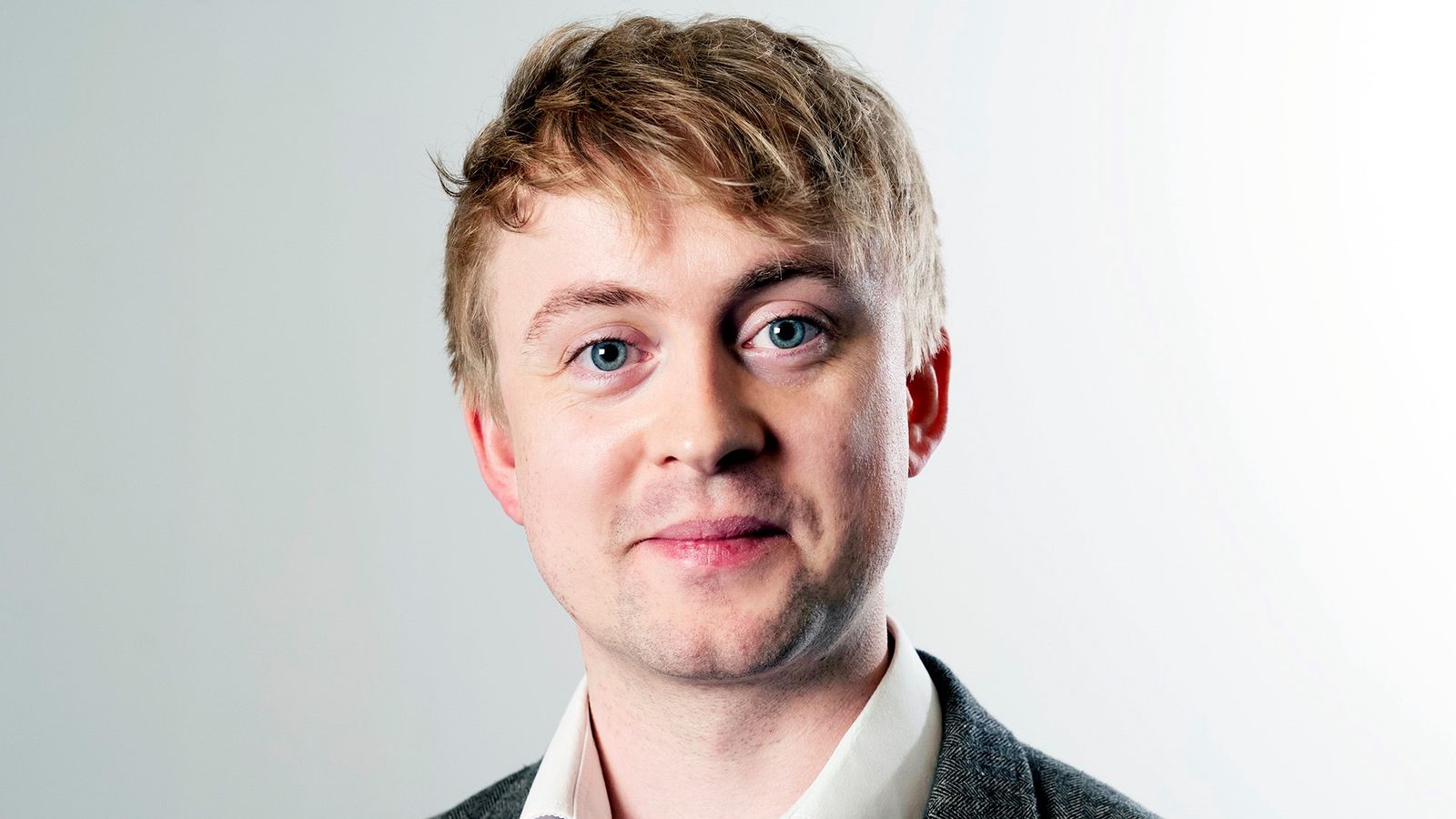 本屋で人妻のパンチラが目の前に！参考書探してる真面目学生にエロ本見せつけ、胸チラやパンチラ誘惑してくるいけない奥様。