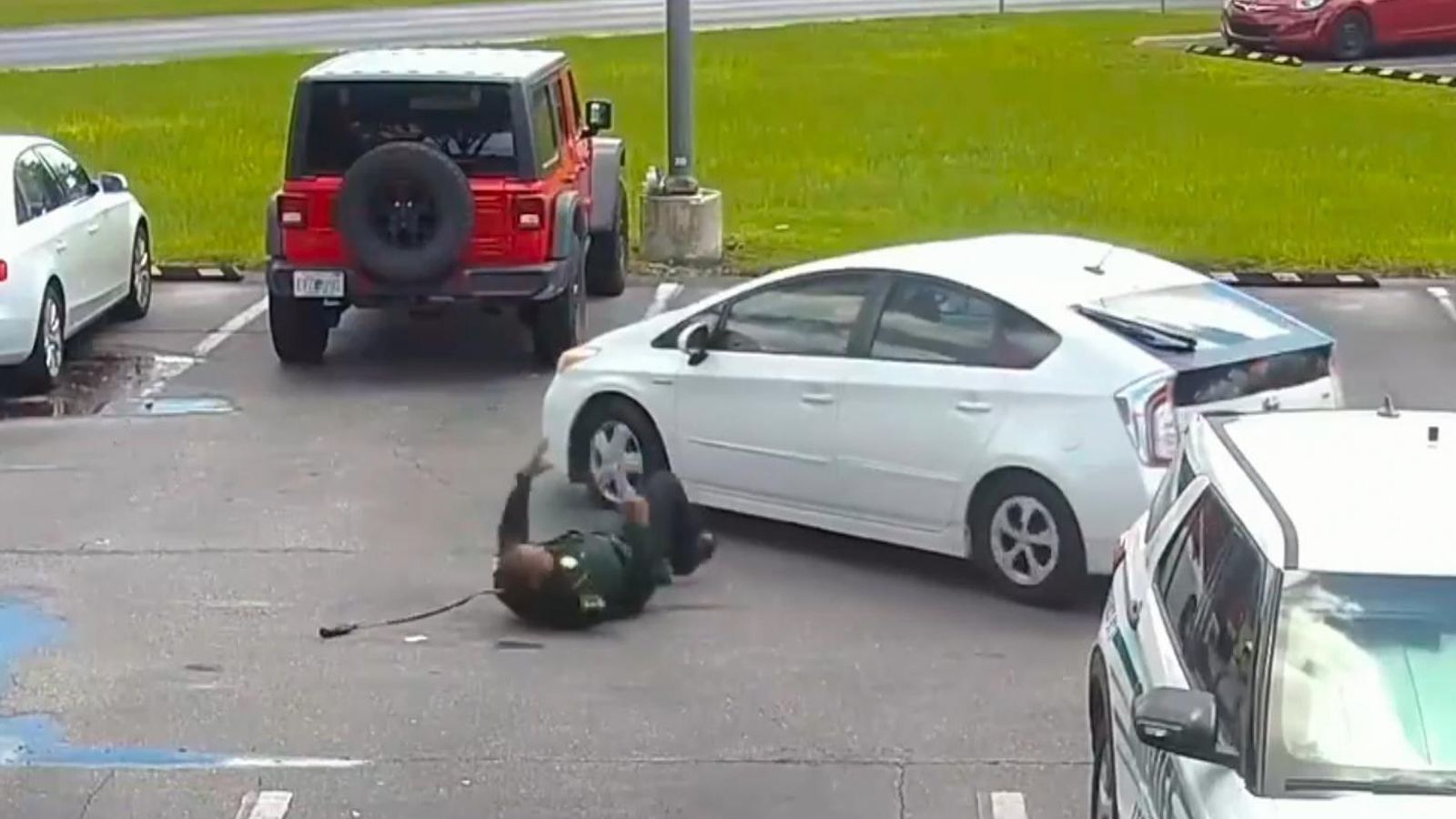 Hit and run: Florida officer struck by driver in car park | News UK ...