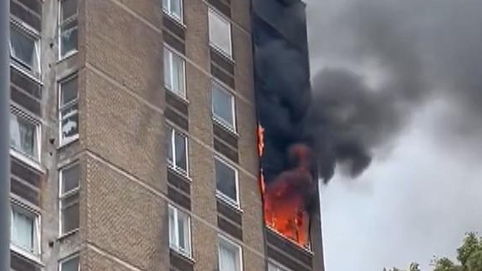 London: Dozens of firefighters tackle blaze at high-rise block of flats ...