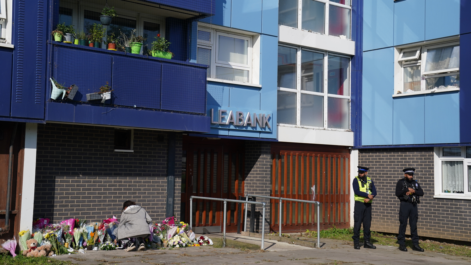 Luton: Family pay tribute after mum and two kids found dead and man, 18 ...