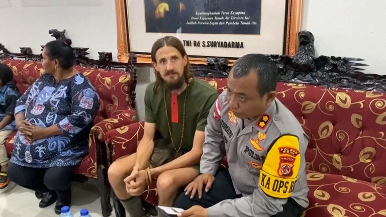 New Zealand pilot Phillip Mehrtens held hostage by Papuan rebel ... New Zealand pilot Phillip Mehrtens held hostage by Papuan rebel ...