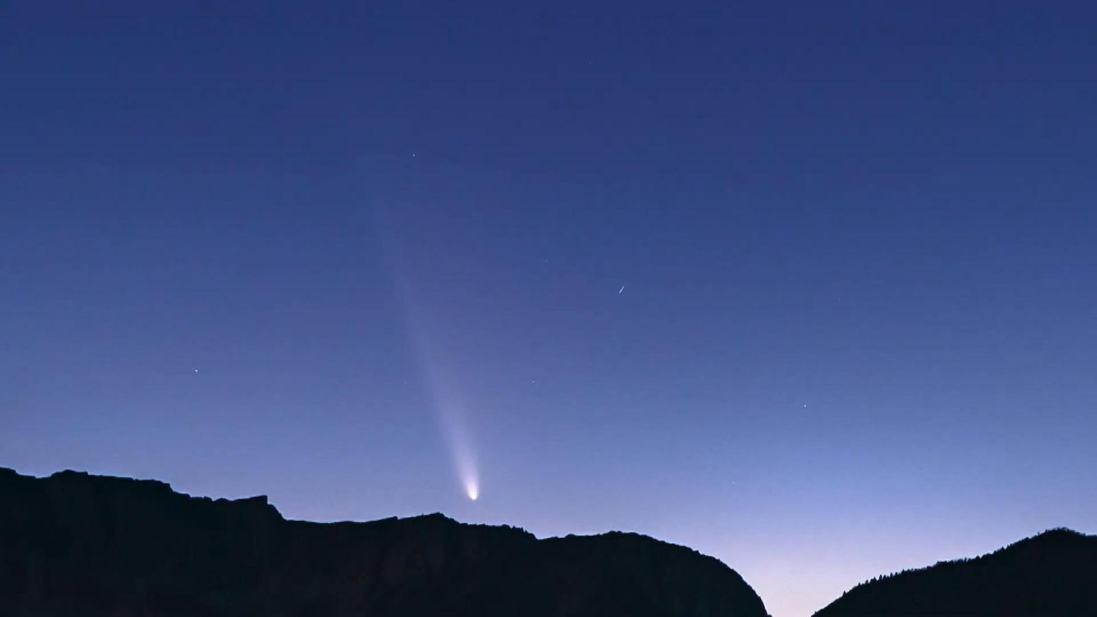 Once-in-a-lifetime comet streaks across California night sky | World ...
