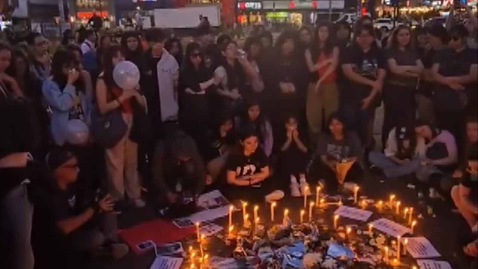 Liam Payne: Fans sing One Direction songs in tribute to Liam Payne ...