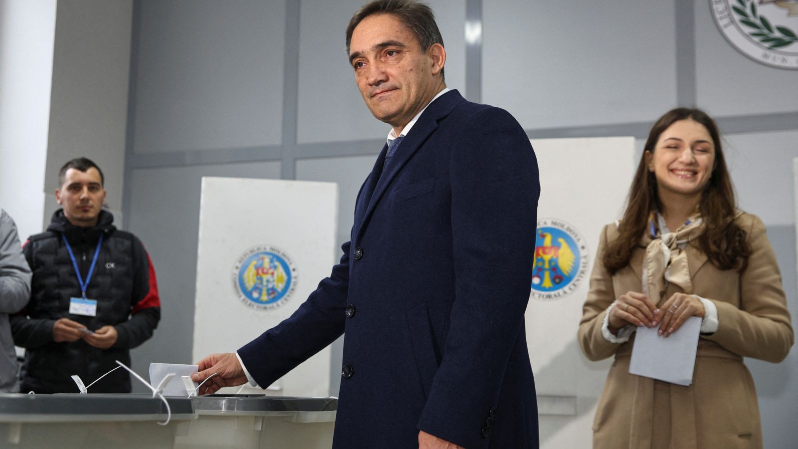 Moldova narrowly votes for closer European Union ties in referendum ...
