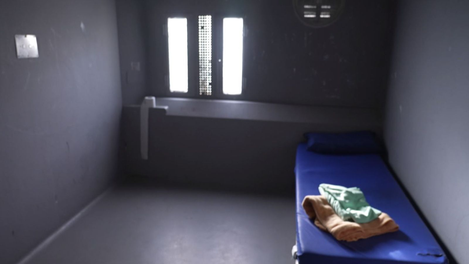 Assault, screaming and sensory overload: Inside HMP Elmley where 'every ...