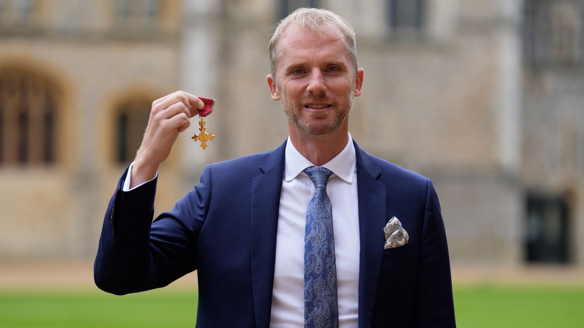 Sir Mark Cavendish praises Prince William after knighthood nerves | UK ...