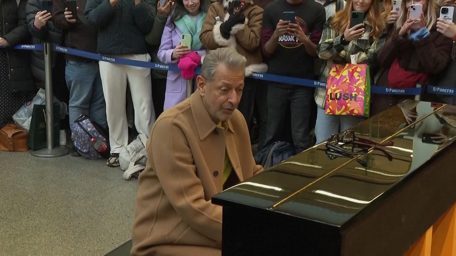 Actor Jeff Goldblum surprised London commuters with a surprise piano ...