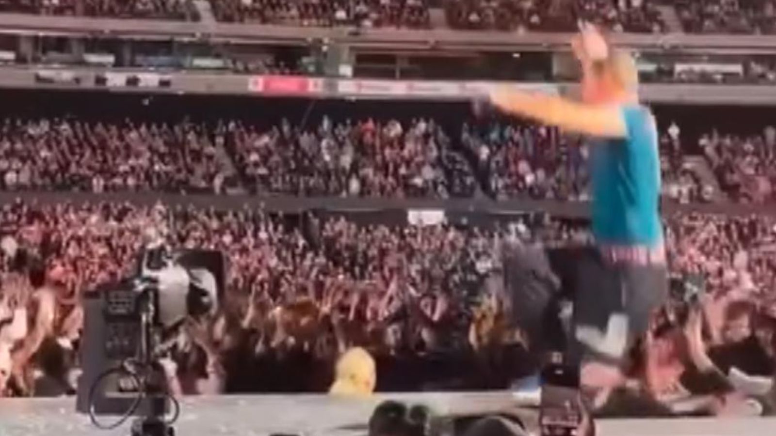 Chris Martin falls through stage during Coldplay concert | Ents & Arts ...