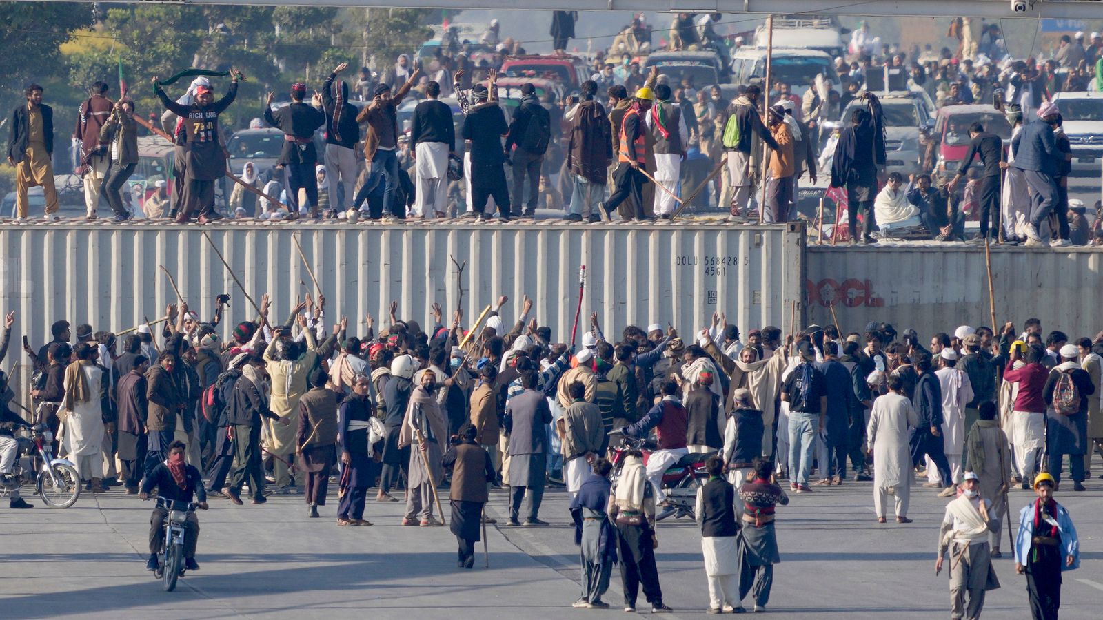 Pakistan: At least six dead in Islamabad as protests to free former ...