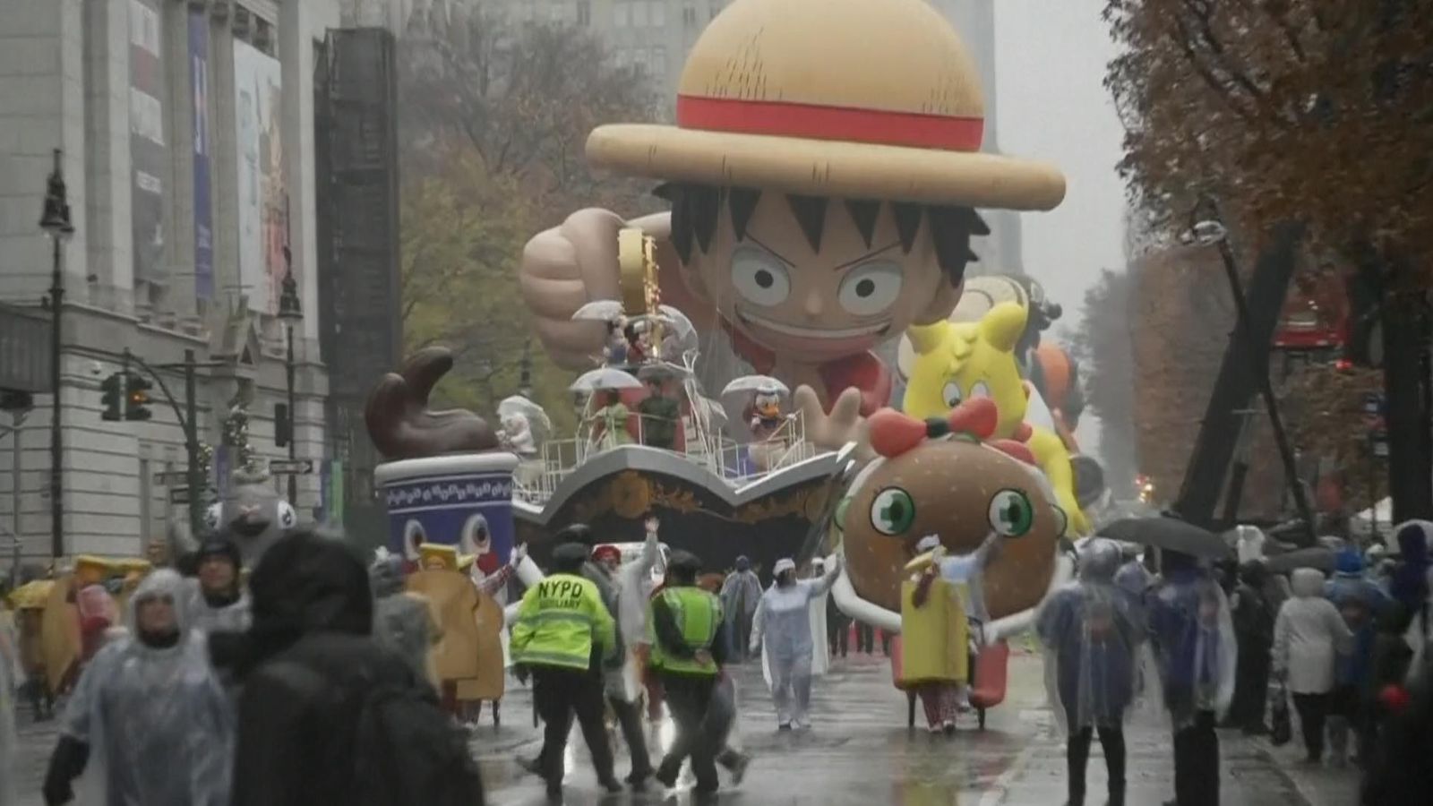 Macy's rainy Thanksgiving parade kicks off in New York | US News | Sky News