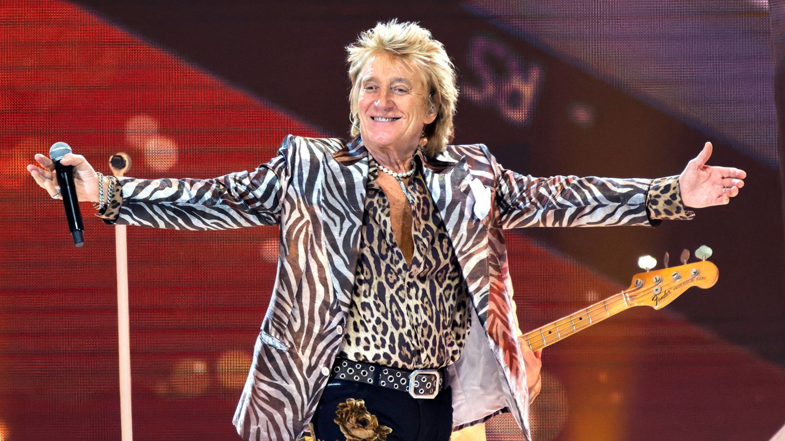 Sir Rod Stewart to play on Pyramid stage at Glastonbury 2025 | News UK ...