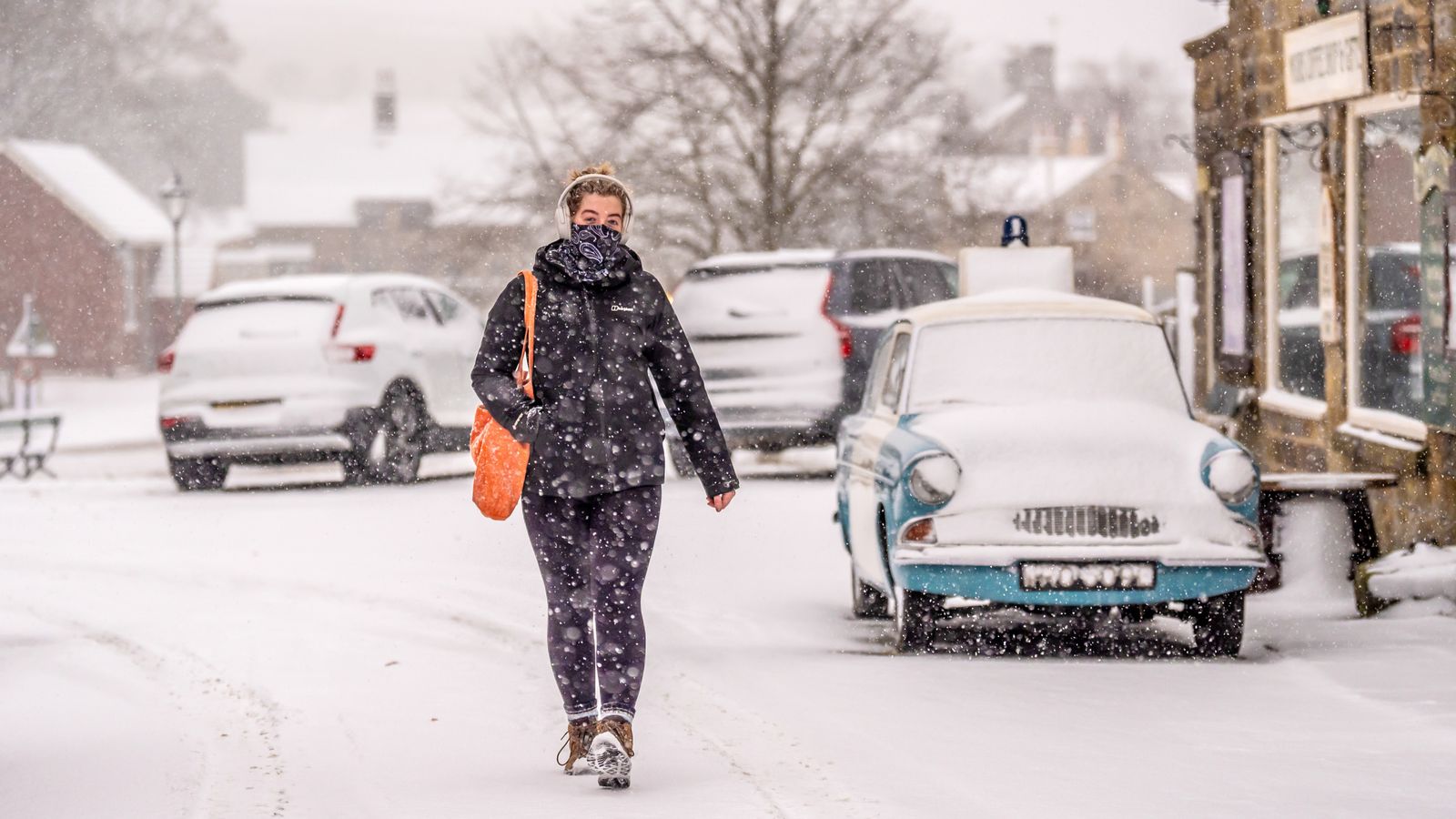 UK snow and ice warnings issued as 'arctic air' returns | News UK Video ...