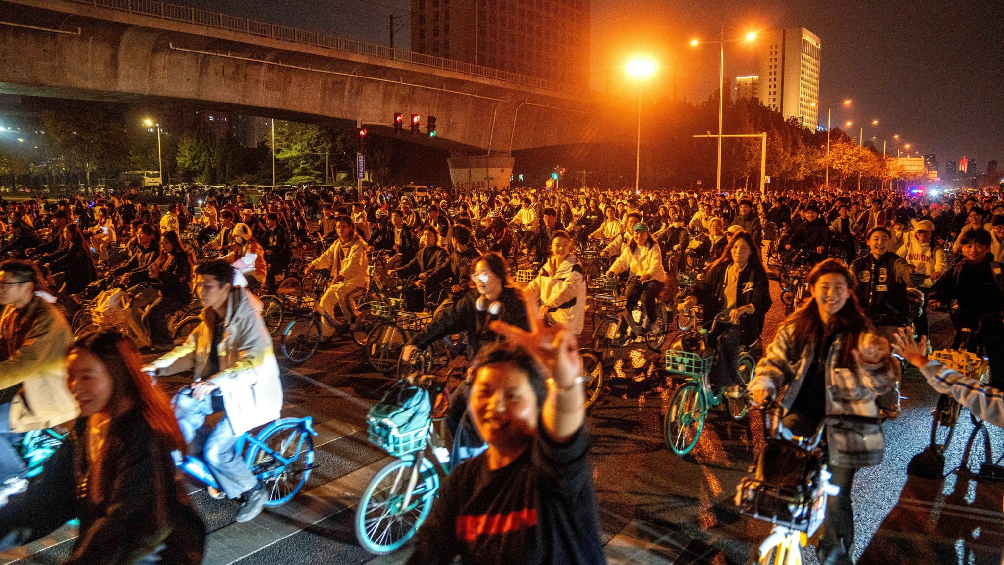 China: Clampdown on bike rides after thousands of students take over highway to buy Kaifeng ...