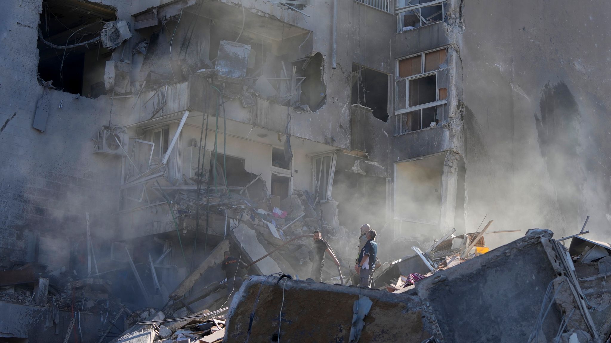 Pictures show moment Israeli bomb exploded at Beirut apartment block ...