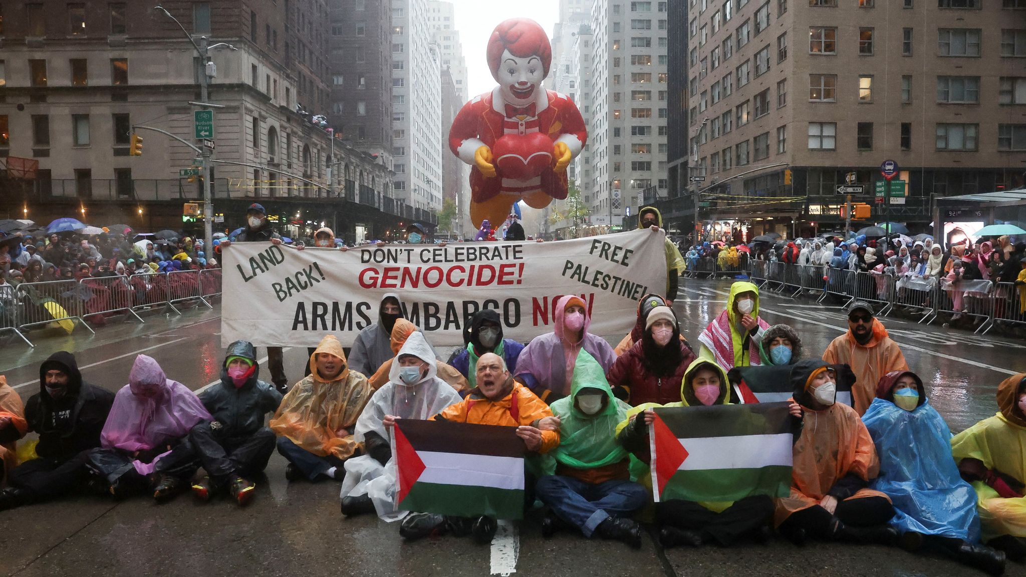 Macy's Thanksgiving Day parade in New York disrupted by Gaza protest ...
