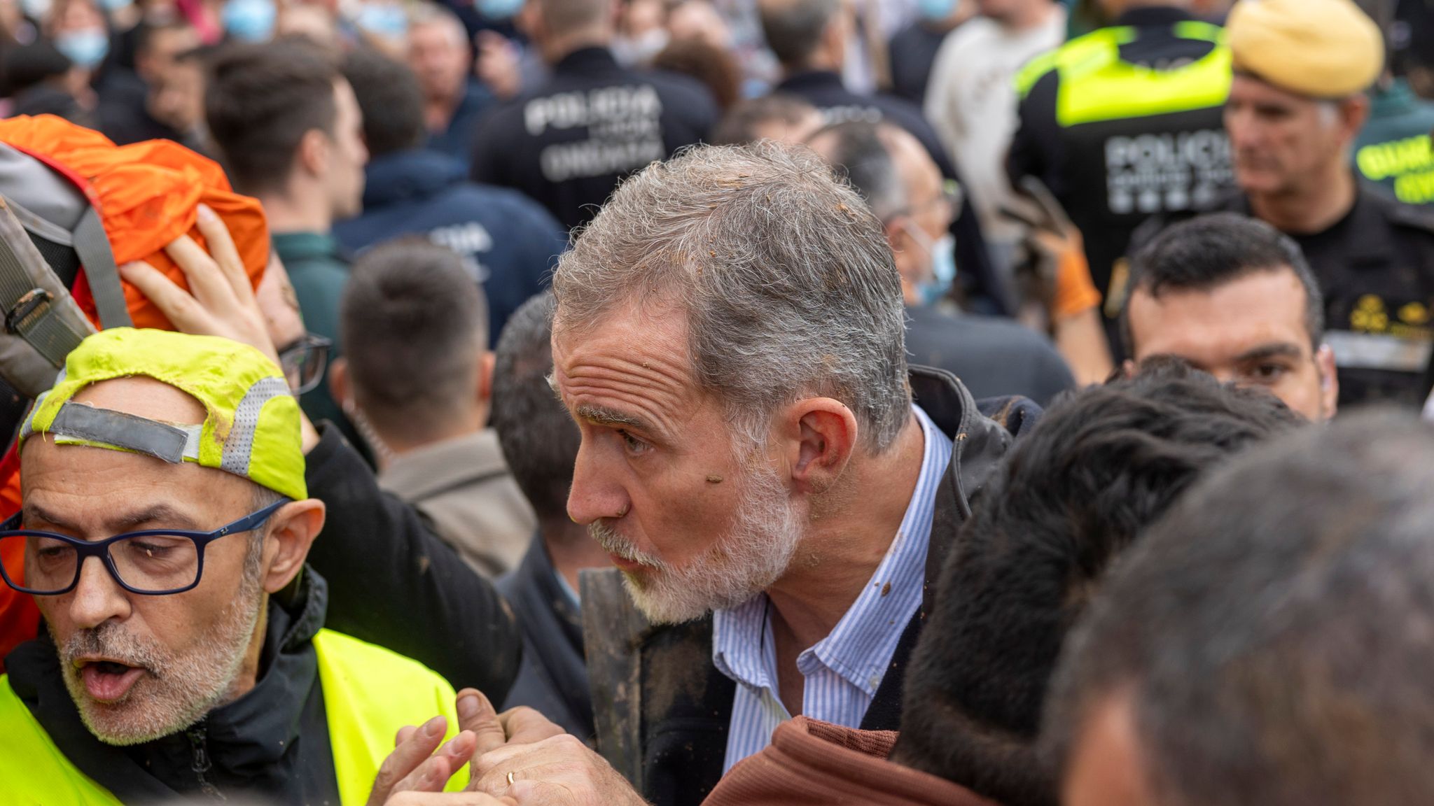 Angry crowds hurl mud and insults at King of Spain as he visits town ...