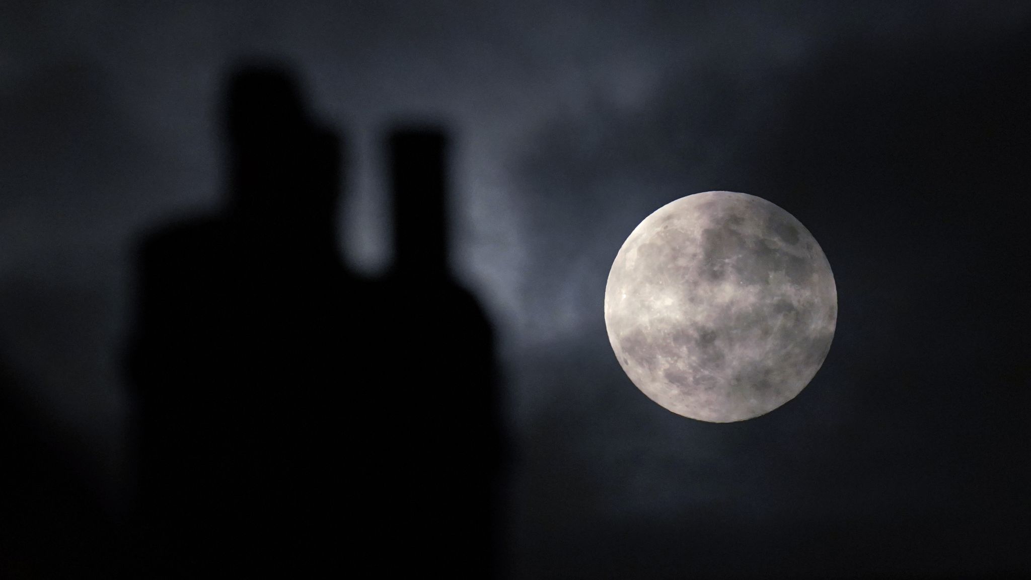How and when to see the beaver supermoon - the biggest full moon of the ...