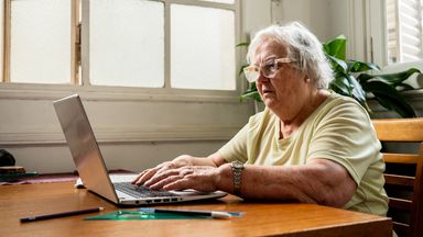 Using the internet may help older people's mental health, says new ...