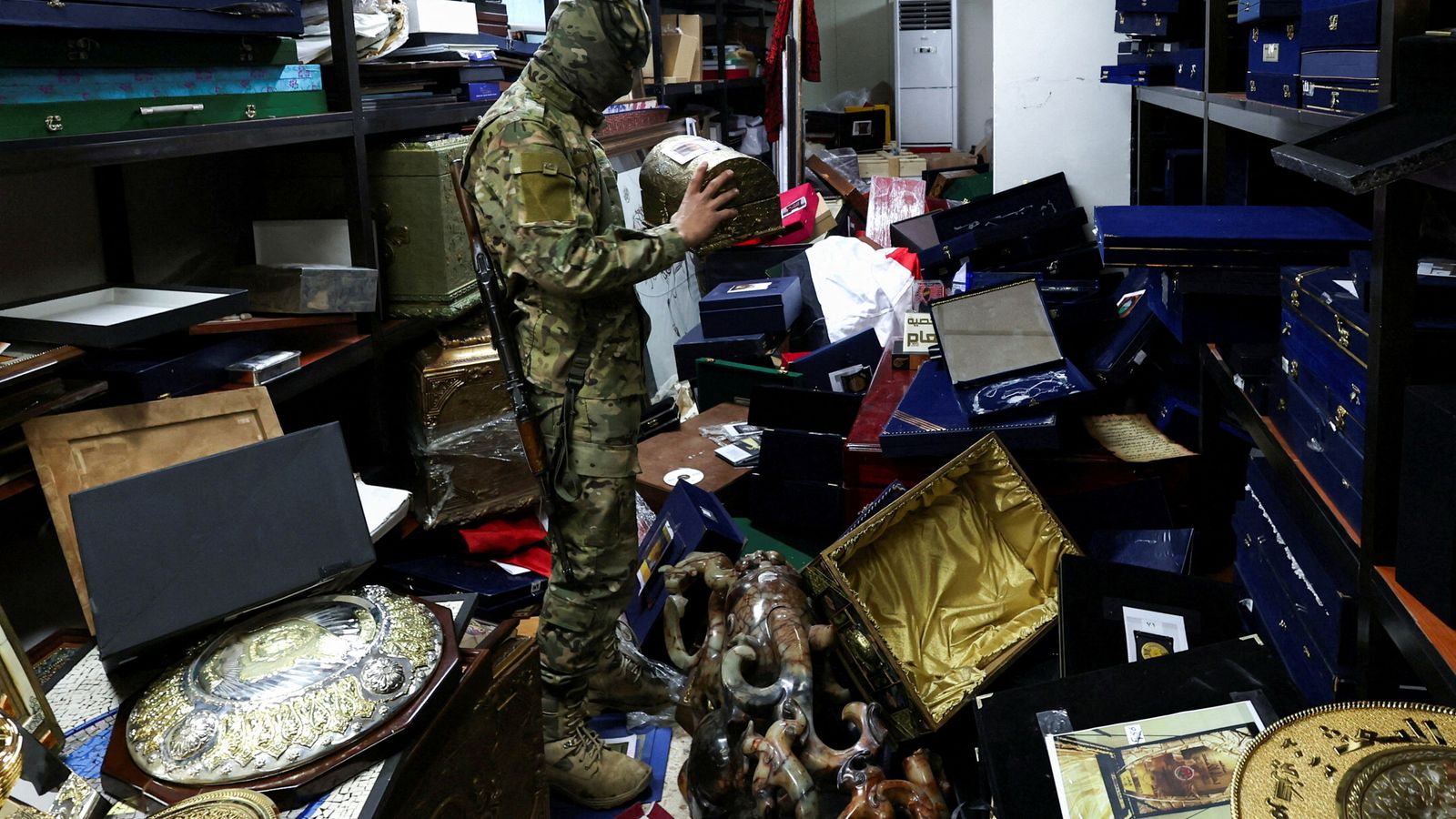 Assad kept signed picture of Queen Elizabeth II among keepsakes in ...