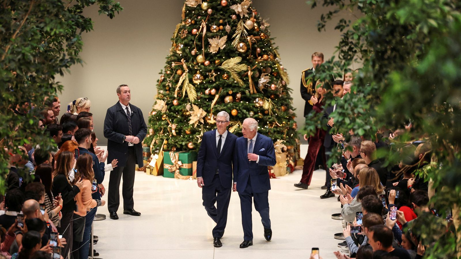 King receives royal welcome from Tim Cook and learns about AI at Apple ...