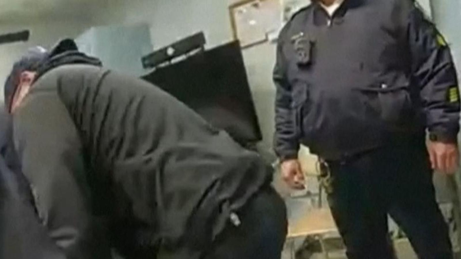 Shocking footage of prisoner in handcuffs being beaten at New York ...