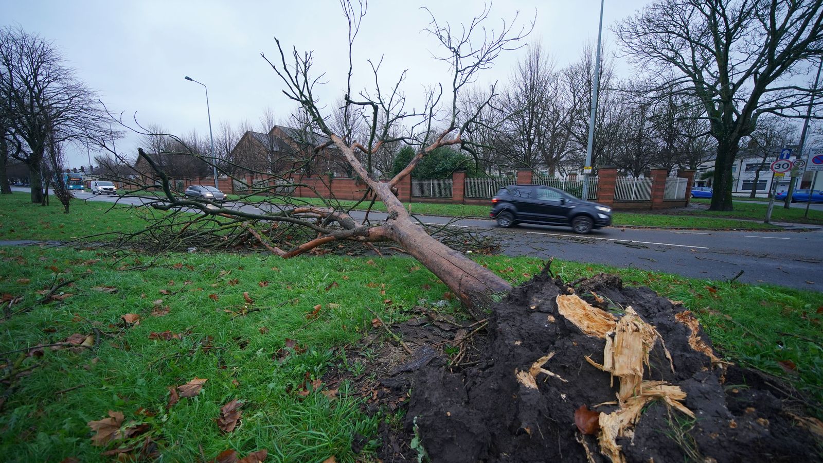 Hundreds of thousands without power as Storm Darragh batters UK and ...