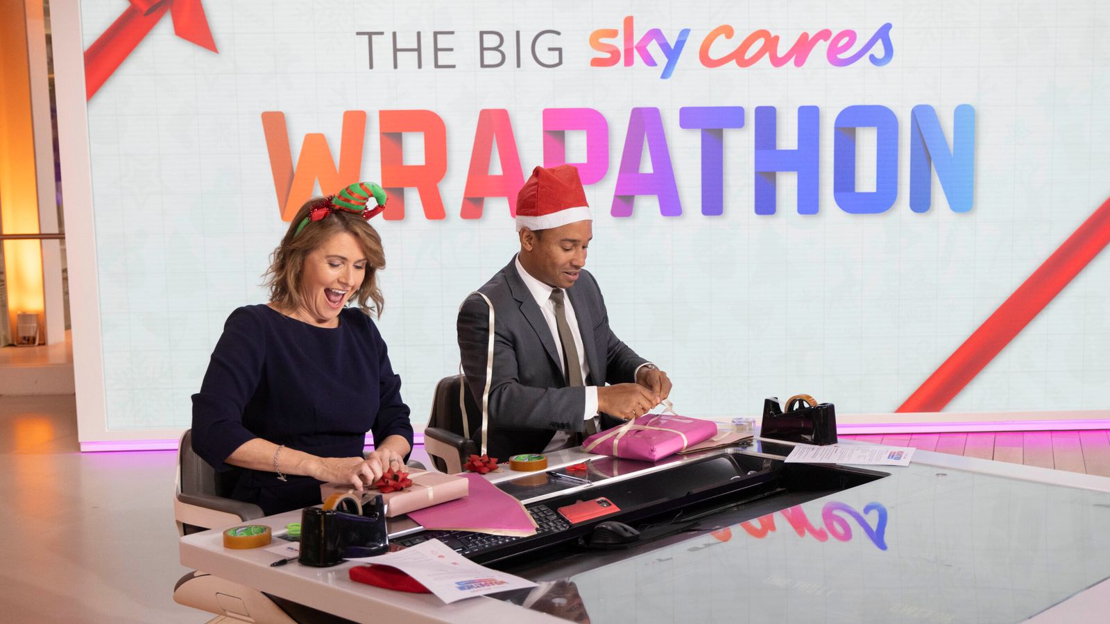 New world record set for the number of people wrapping presents ...