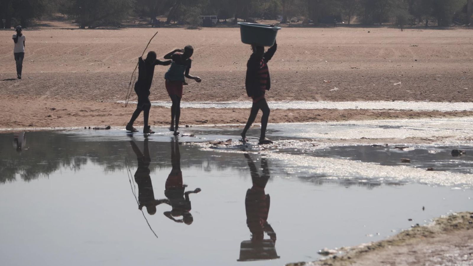 Migrants from Zimbabwe jump the border into South Africa | World News ...