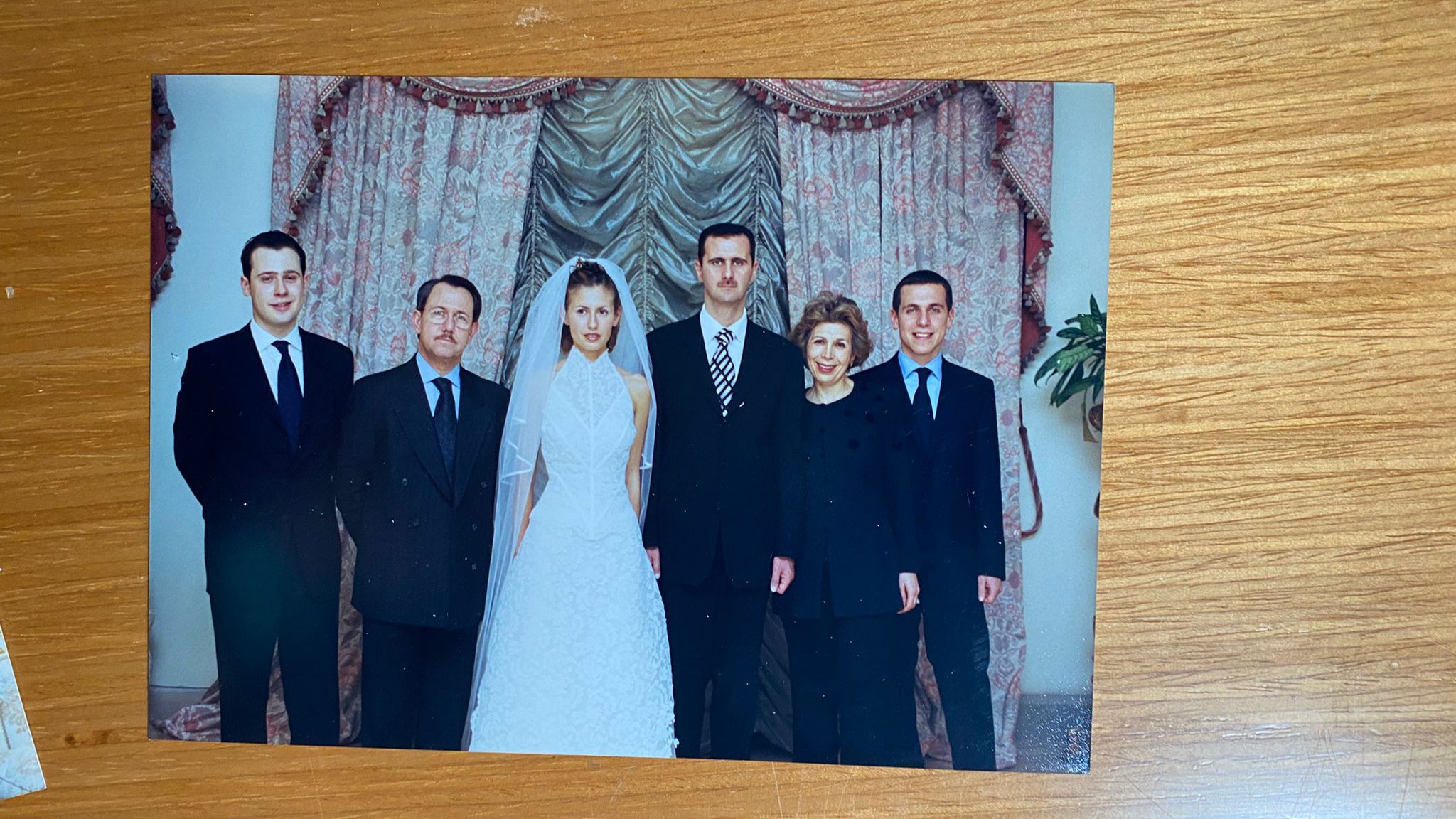 Inside Assad's abandoned home: Damning documents, wedding photos and ...