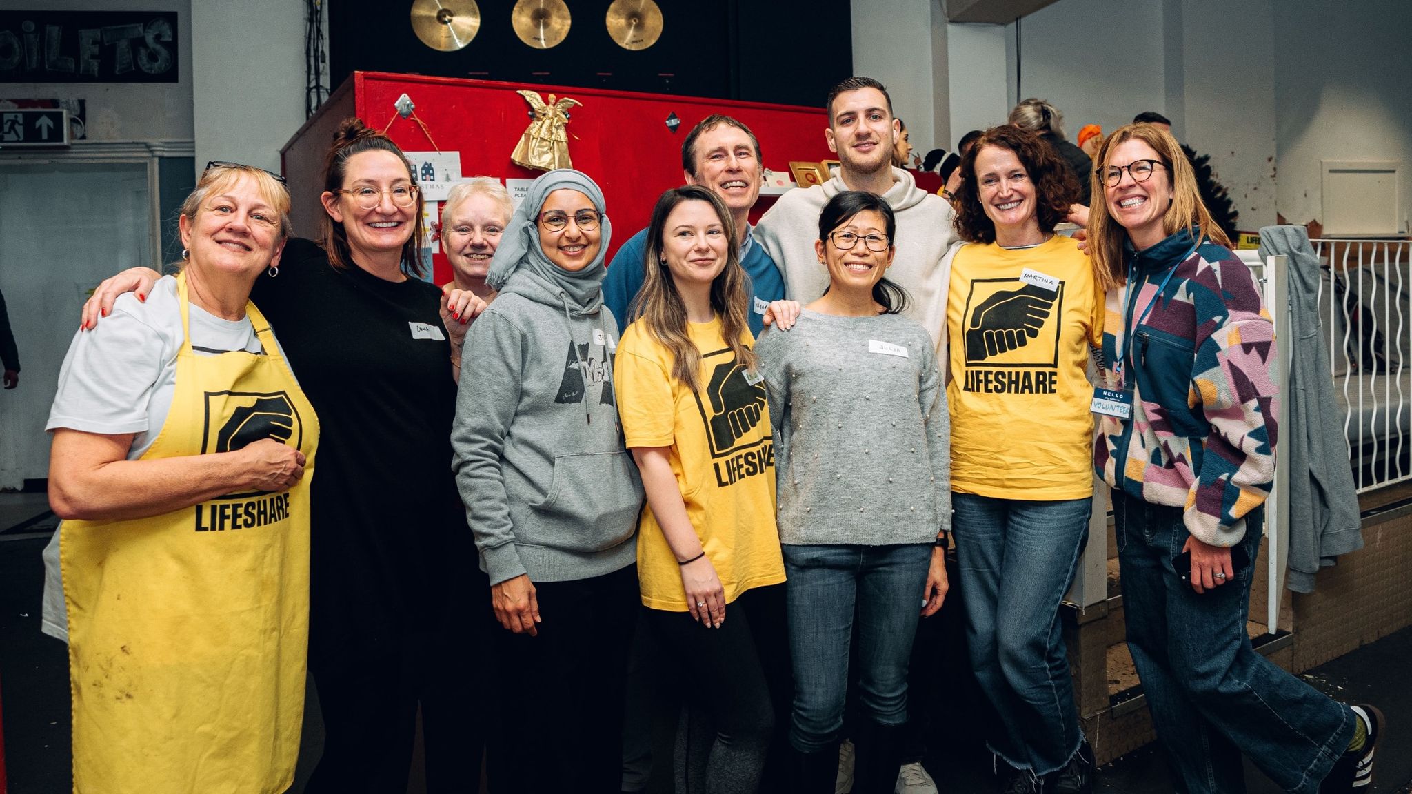 Manchester United defender Diogo Dalot feeds the homeless on Christmas ...