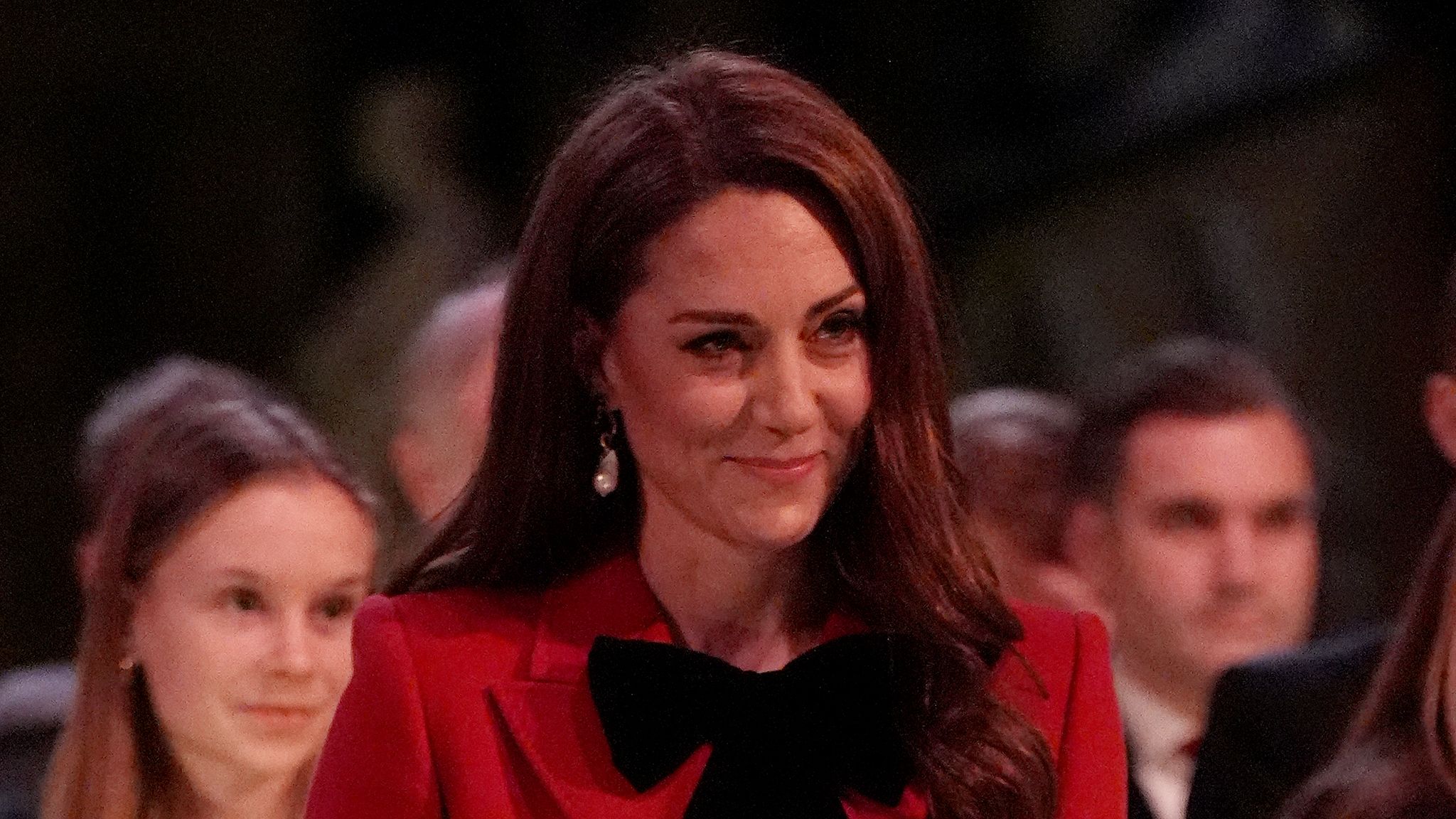 Kate attends Christmas carol service - as Louis leaves message for ...