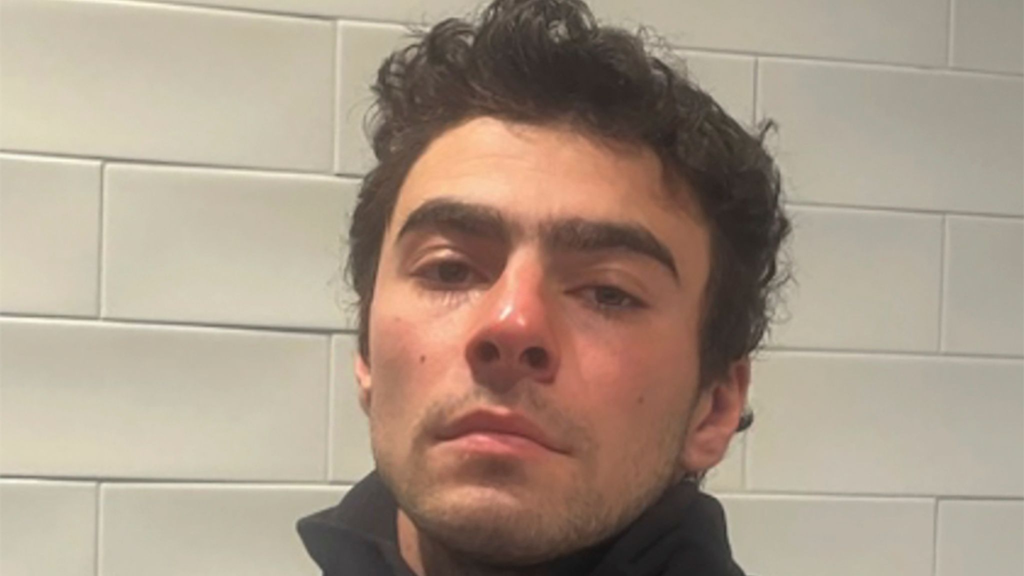 Luigi Mangione: Alleged New York gunman tussles with police outside court | US News | Sky News