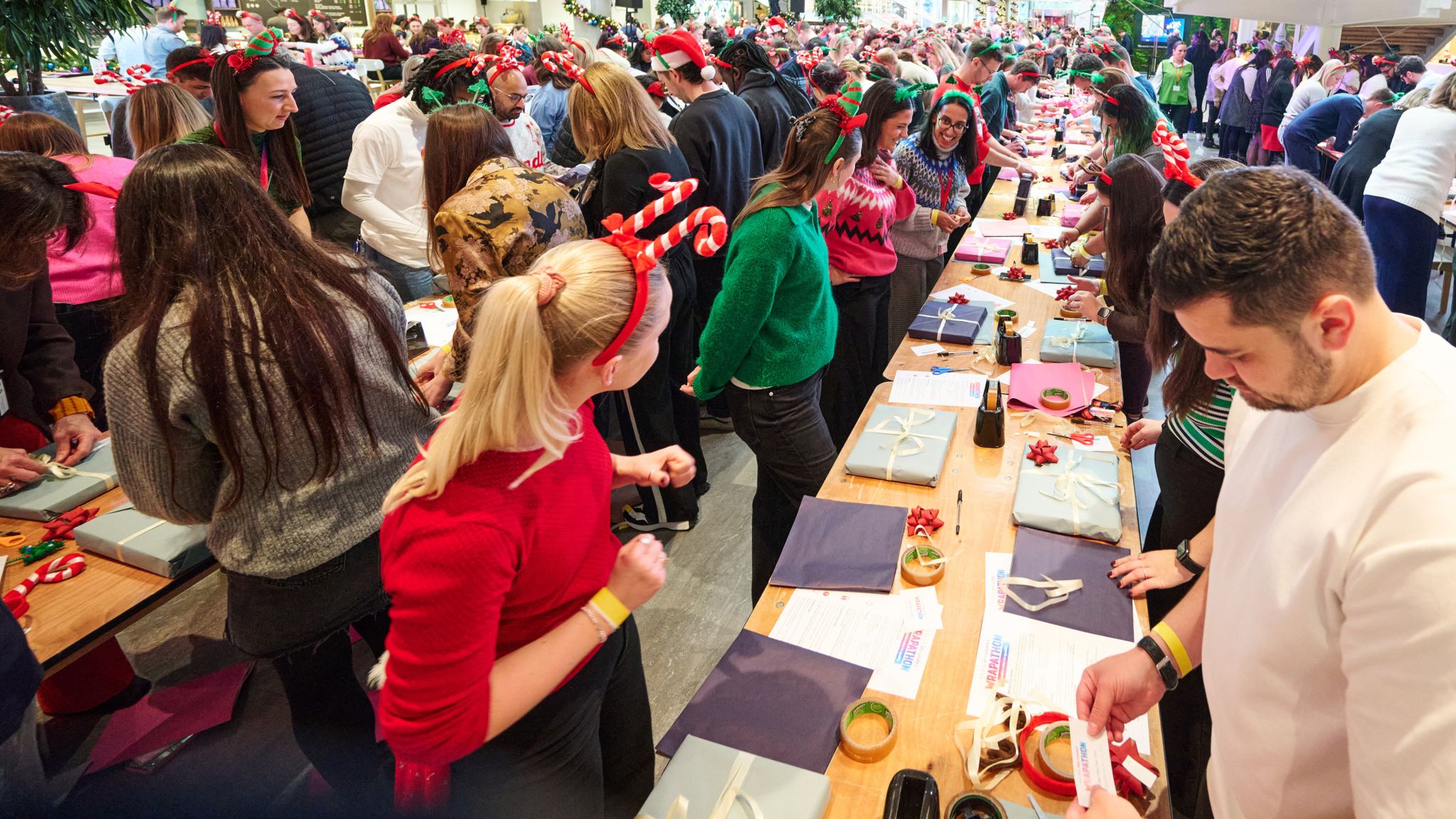 New world record set for the number of people wrapping presents ...