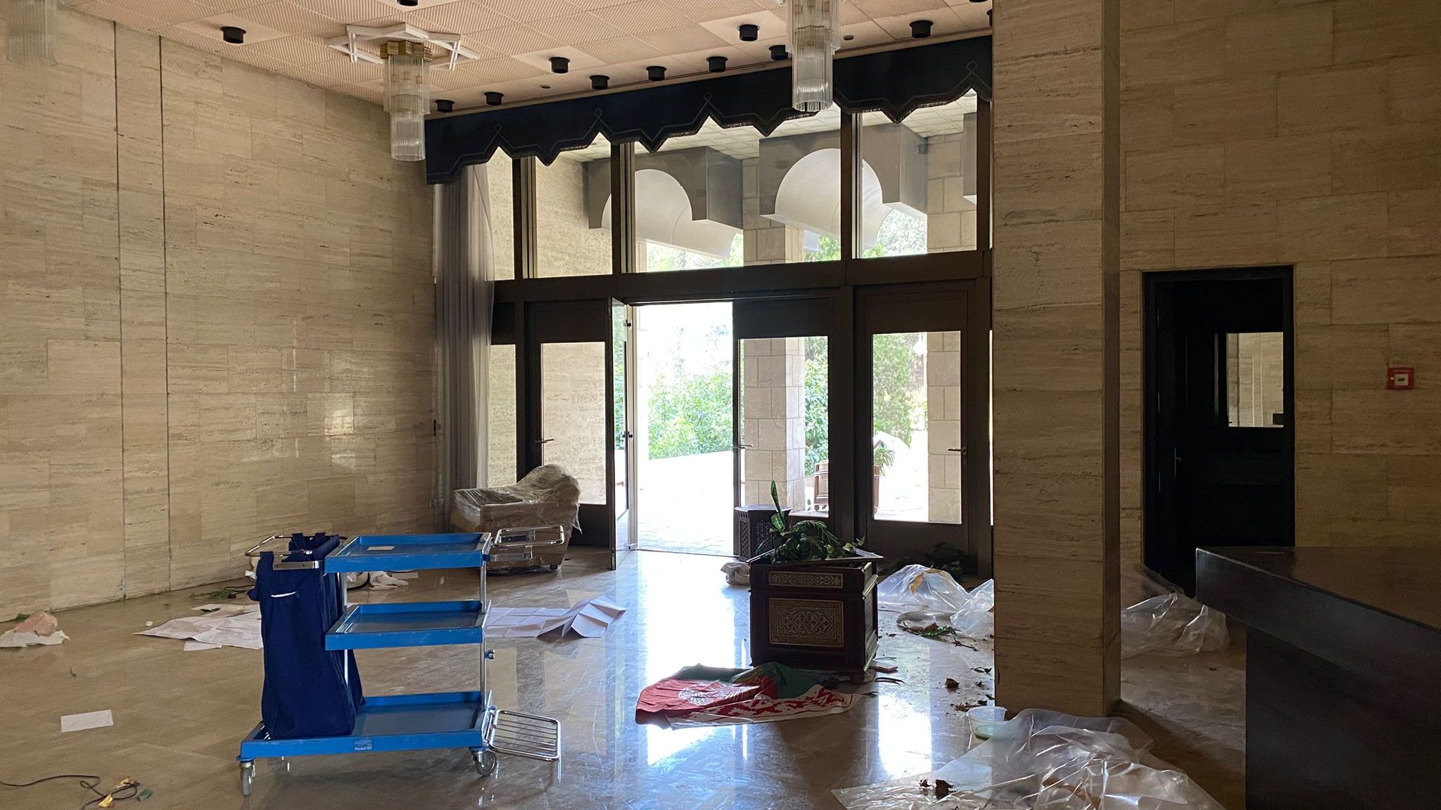 Assad kept signed picture of Queen Elizabeth II among keepsakes in ...