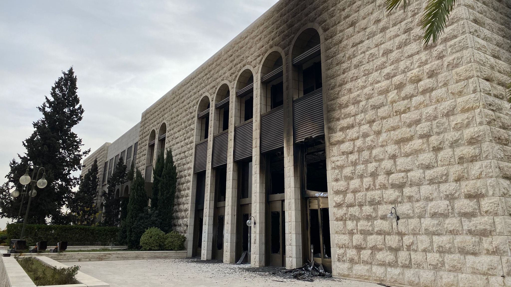 Assad kept signed picture of Queen Elizabeth II among keepsakes in ...