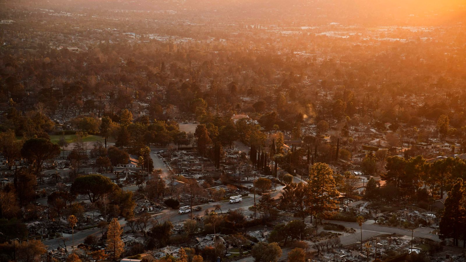 LA wildfires latest: Number killed rises as highest-level fire alert ...